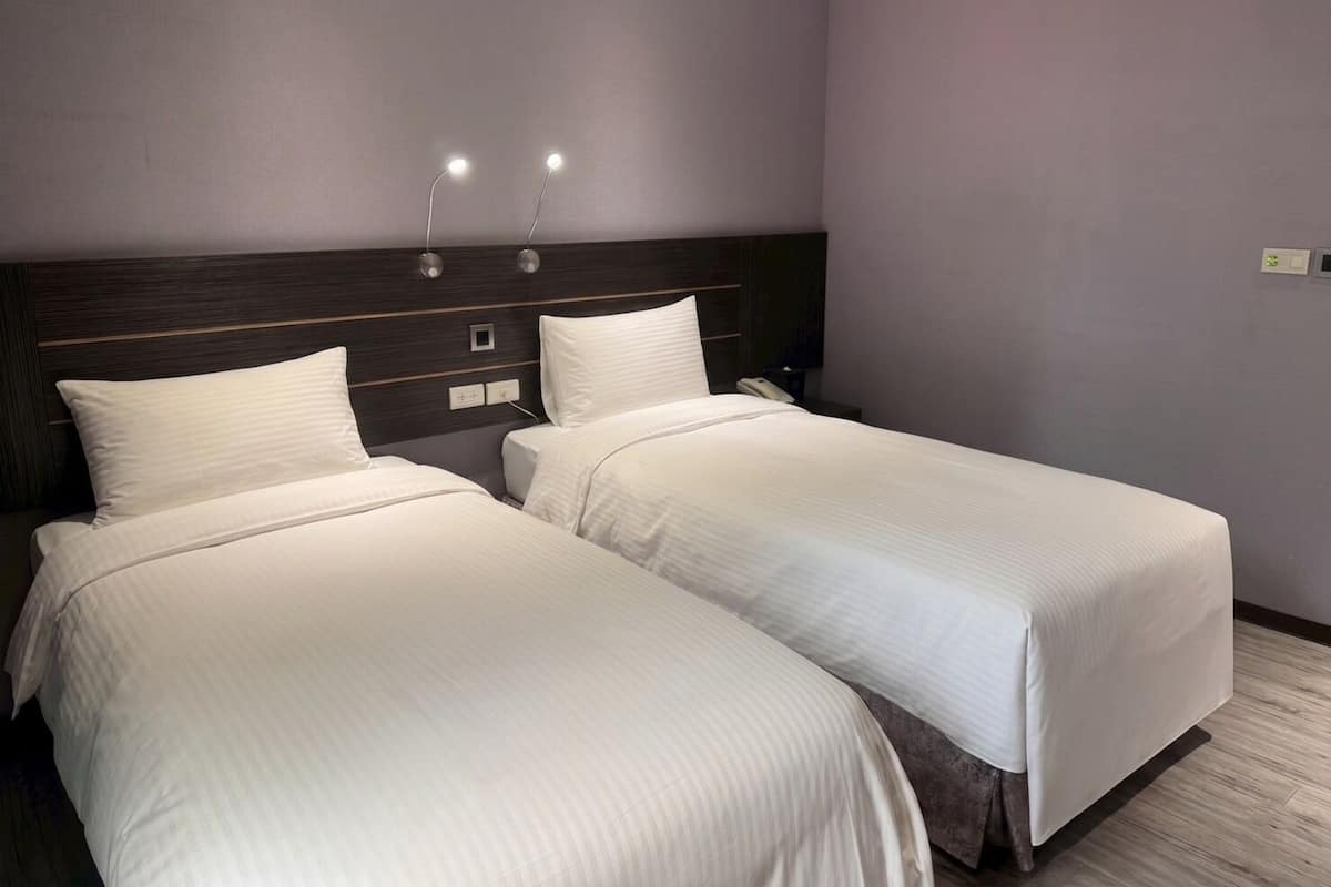 Cofres nos quartos, roupa de cama