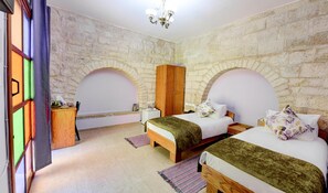 Cofre no quarto, secretária, quartos insonorizados