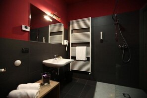 Quarto casal | Banheiro | Chuveiro, produtos de toalete grátis, secador de cabelo, chinelos