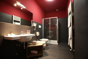 Suite Júnior | Casa de banho | Um polibã, artigos de higiene pessoal grátis, um secador de cabelo