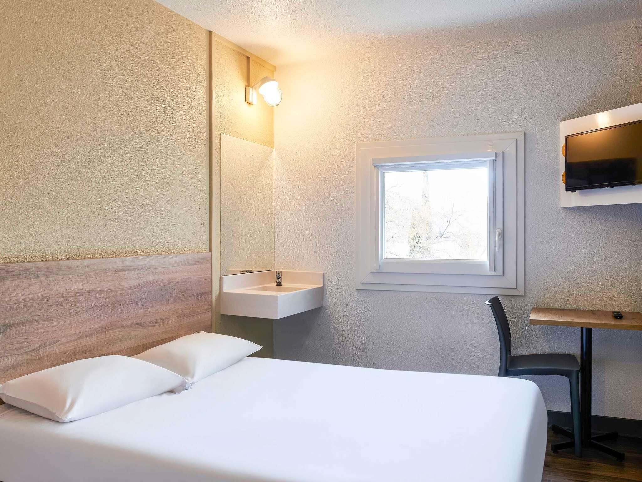 Chambre double avec salle de bain commune | Secretária, berços/camas para crianças grátis, Wi-fi grátis 