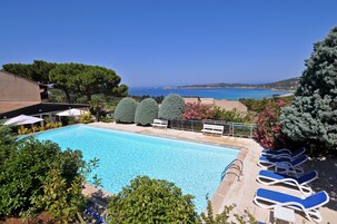 Piscina externa, guarda-sóis, espreguiçadeiras