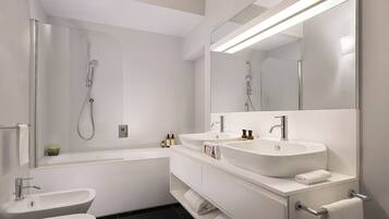 Victory Suite | Casa de banho | Uma combinação polibã/banheira, produtos de higiene exclusivos