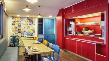 Pequeno-almoço tipo buffet diário (5.9 EUR por pessoa)