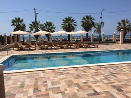 Piscina externa, funciona das 9h às 19h, guarda-sóis, espreguiçadeiras