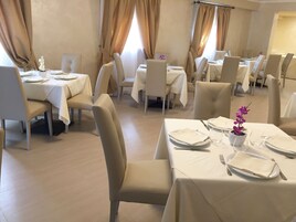 Café da manhã com buffet grátis todos os dias