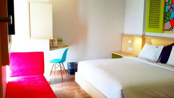 Quarto (Warmth) | Frigobar (abastecido com itens grátis), escrivaninha