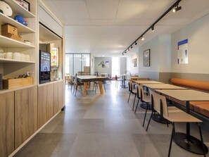 Café da manhã com buffet todos os dias (EUR 6.90 por pessoa) 