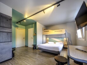 Quarto família, várias camas | Escrivaninha, quartos à prova de som, Wi-Fi de cortesia, roupa de cama