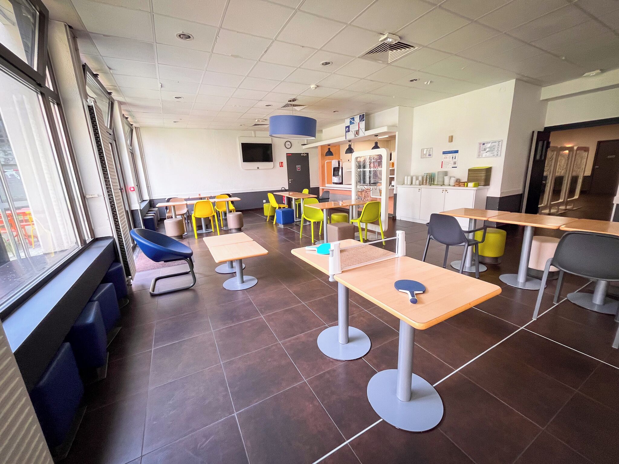 Café da manhã com buffet todos os dias (EUR 8.90 por pessoa) 