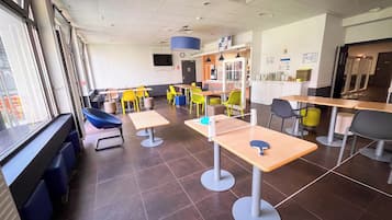 Café da manhã com buffet todos os dias (EUR 8.90 por pessoa)