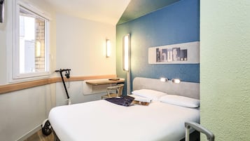 Quarto casal | Escrivaninha, berços grátis, Wi-Fi de cortesia, roupa de cama