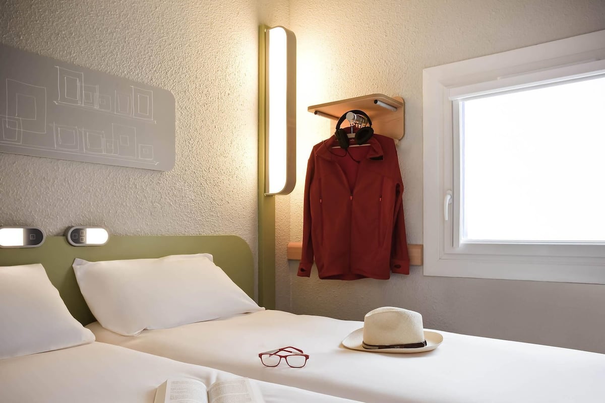 Quarto duplo, 2 camas de solteiro | Roupas de cama premium, escrivaninha, cortinas blackout