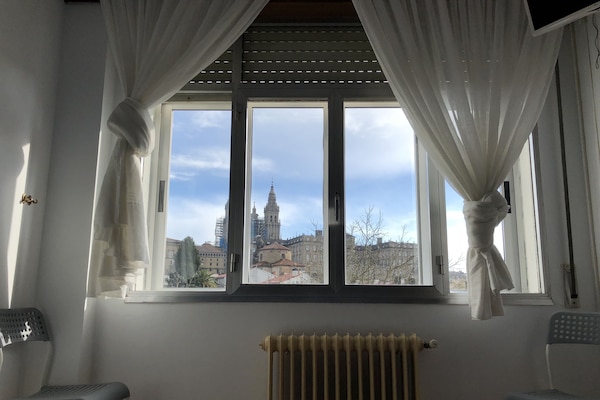 Quarto casal panorâmico, 1 cama de casal, banheiro privativo, na torre | Escrivaninha, cortinas blackout, ferros/tábuas de passar roupa