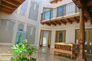 Roupa de alta qualidade, cofre no quarto, secretária 