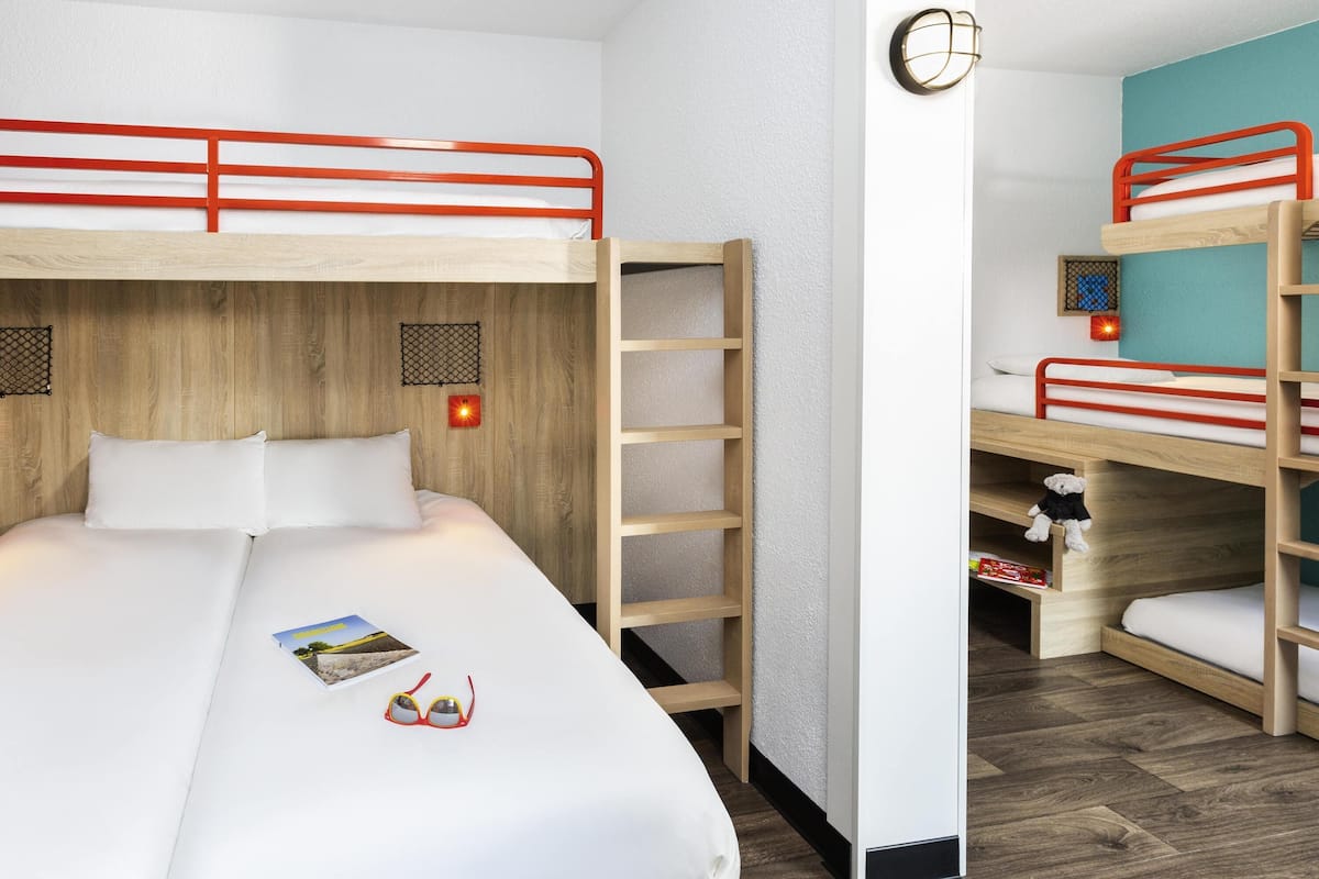 Quarto família, várias camas | Cortinas blackout, Wi-Fi de cortesia, roupa de cama