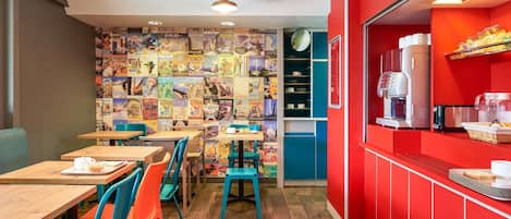 Café da manhã com buffet diário (EUR 5.90 por pessoa)