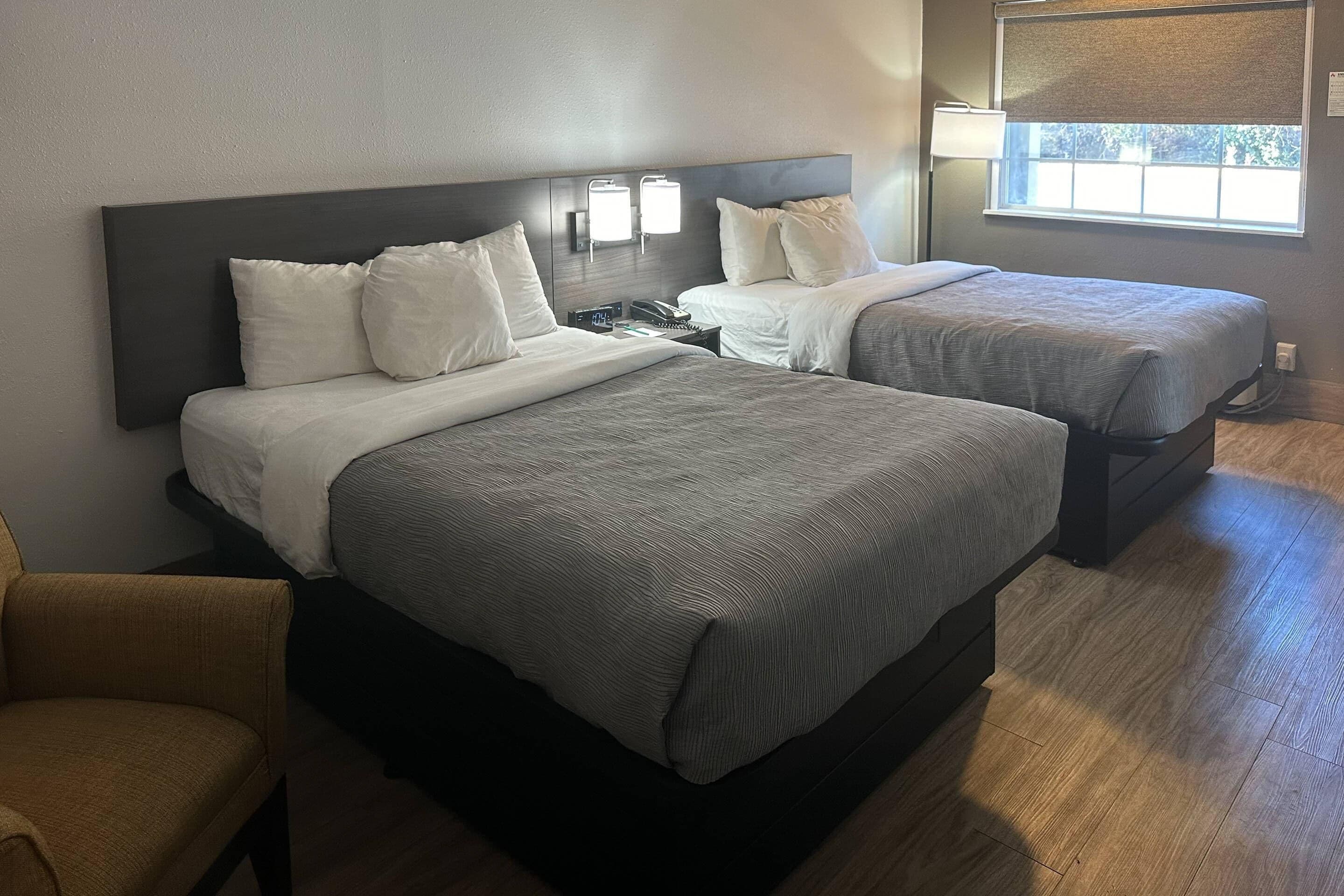 Quarto Standard, 2 camas de casal, não fumadores | Secretária, secretária adequada para computadores portáteis 