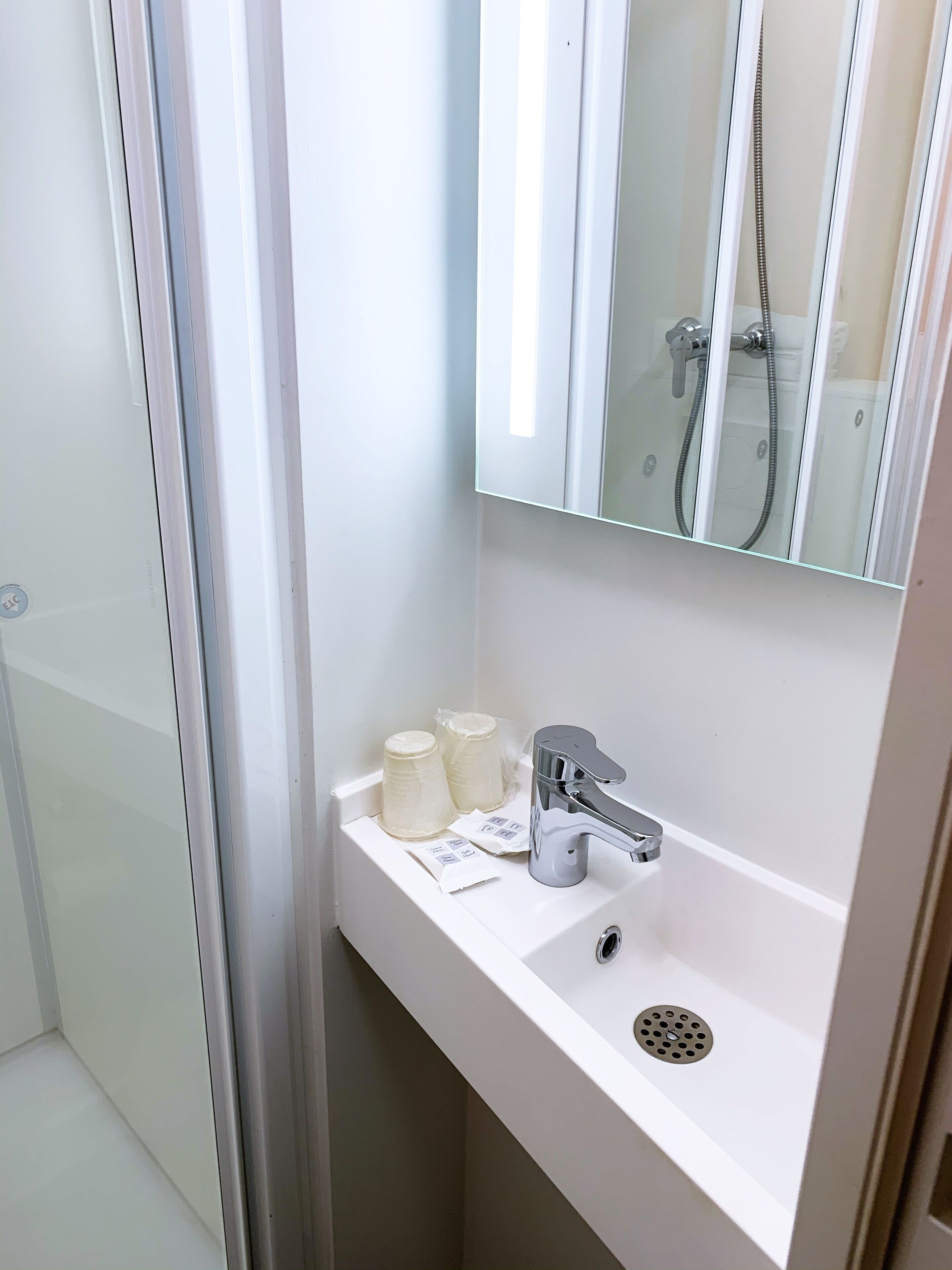 Quarto standard, 1 cama de casal, banheiro privativo | Banheiro | Chuveiro, produtos de toalete biodegradáveis, toalhas de banho 
