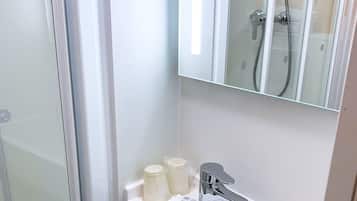 Quarto standard, 1 cama de casal, banheiro privativo | Banheiro | Chuveiro, produtos de toalete biodegradáveis, toalhas de banho