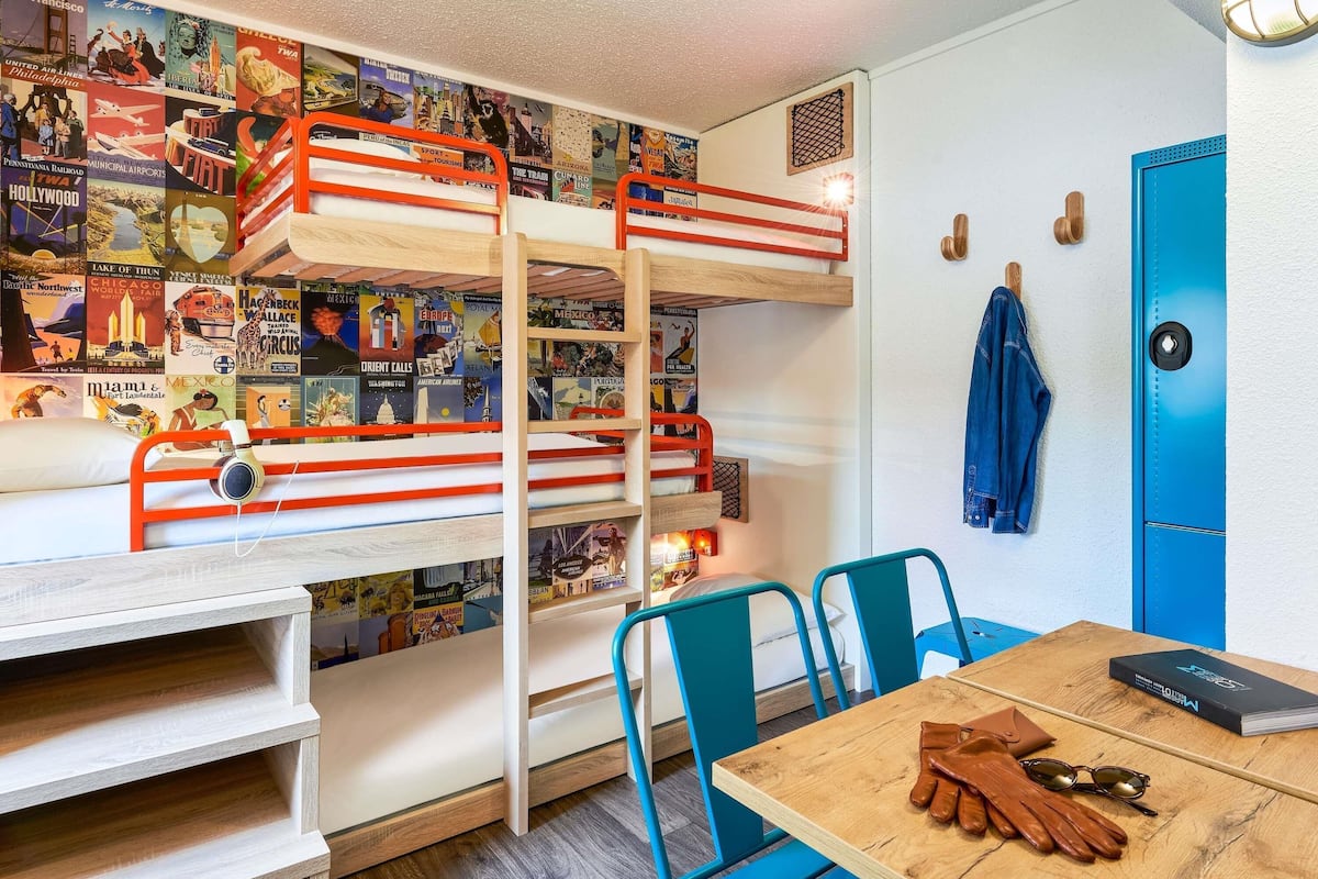 Quarto, várias camas (Combi) | Escrivaninha, berços grátis, Wi-Fi de cortesia, roupa de cama