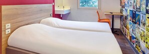 Room, 2 Twin Beds (Side Car)- Salle de bain parties communes | Secretária, berços/camas para crianças grátis, Wi-fi grátis 