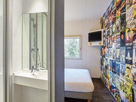 Quarto, 1 cama de casal, casa de banho privativa (Cabrio) | Roupa de alta qualidade, secretária, Wi-fi grátis 