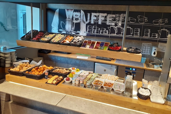 Café da manhã com buffet todos os dias mediante uma taxa