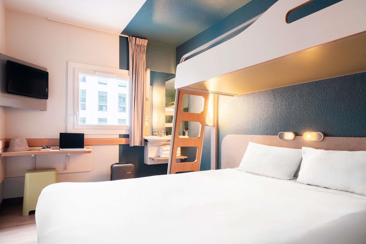 Escrivaninha, quartos à prova de som, Wi-Fi de cortesia, roupa de cama