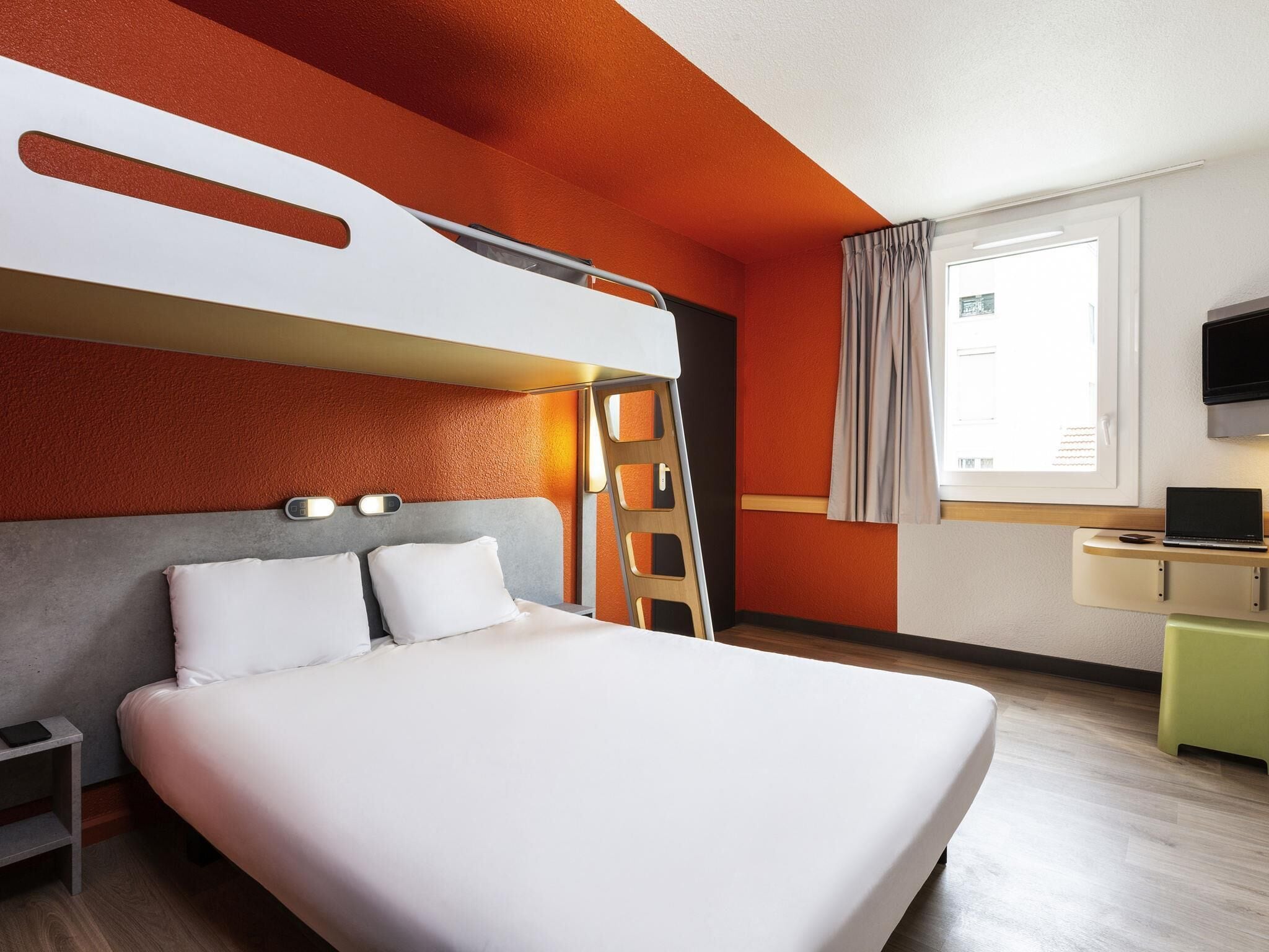 Quarto, 1 cama de casal, acessível | Escrivaninha, quartos à prova de som, Wi-Fi de cortesia, roupa de cama