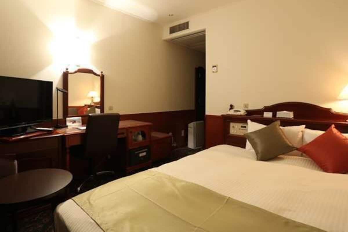 Roupa de alta qualidade, edredões de penas, cofre no quarto, secretária