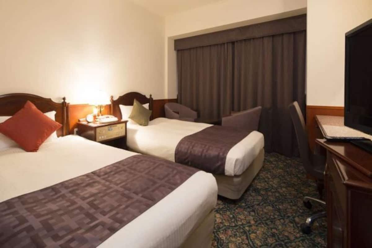 Roupa de alta qualidade, edredões de penas, cofre no quarto, secretária