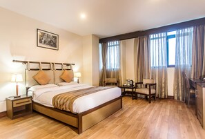 Quarto Duplo Deluxe | Roupa de alta qualidade, minibar, cofre no quarto, secretária 