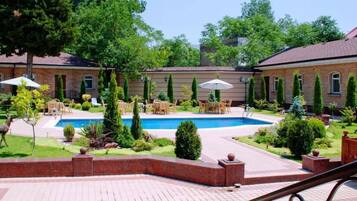 Piscina exterior sazonal, guarda-sóis, espreguiçadeiras