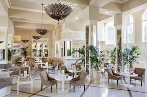 2 bares/lounges, um bar junto à piscina