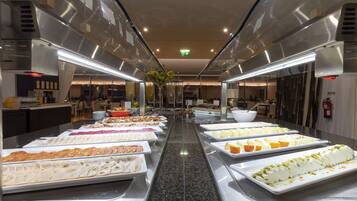 Pequeno-almoço tipo buffet diário mediante uma taxa