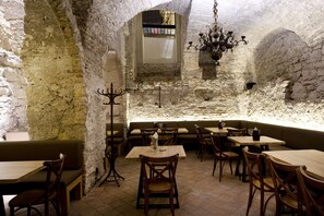 Almoços e jantares servidos, incluindo cozinha local