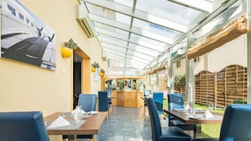 Café da manhã com buffet todos os dias (EUR 16 por pessoa)