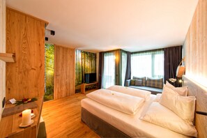 Quarto casal superior, terraço, vista para a montanha (Deluxe) | Frigobar, cofres nos quartos, individualmente decorados