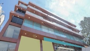 Um edifício de vários andares com grandes janelas e um design arquitetônico moderno.