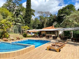 Piscina externa, guarda-sóis, espreguiçadeiras