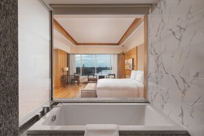 Banheira e chuveiro separados, chuveiro com efeito de chuva