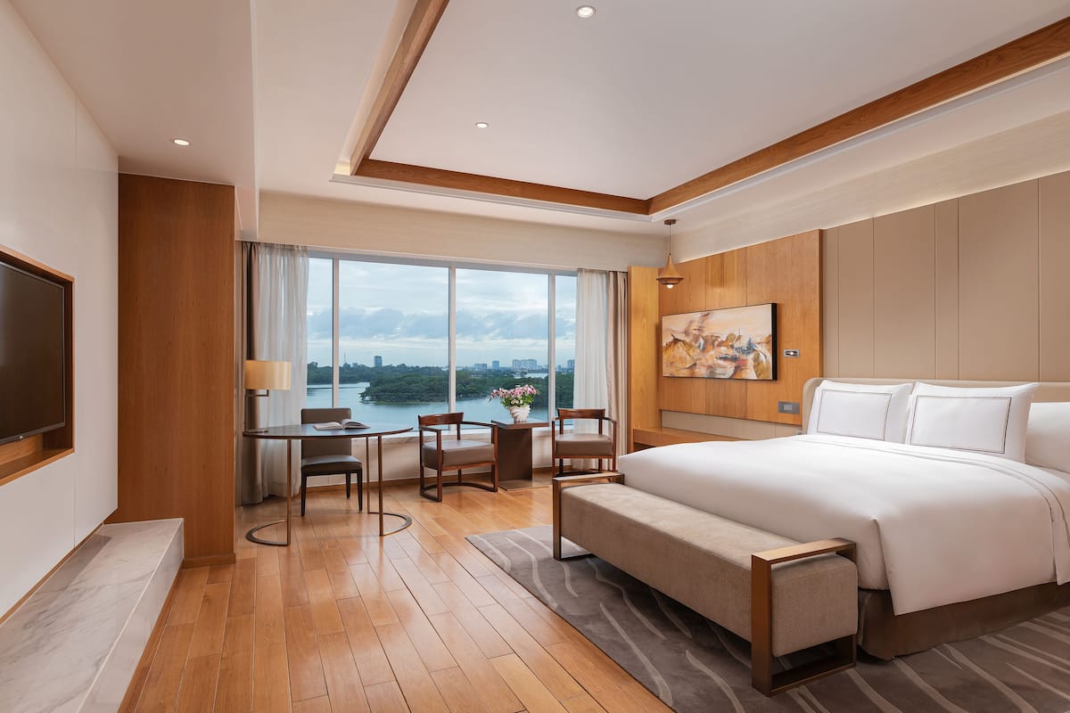 Minibar, cofre no quarto, secretária, ferro/tábua de engomar