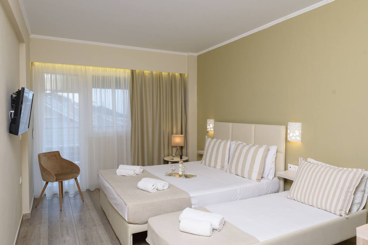 Estúdio Deluxe, vista parcial para o mar | Cofre no quarto, secretária, quartos insonorizados, camas desdobráveis 
