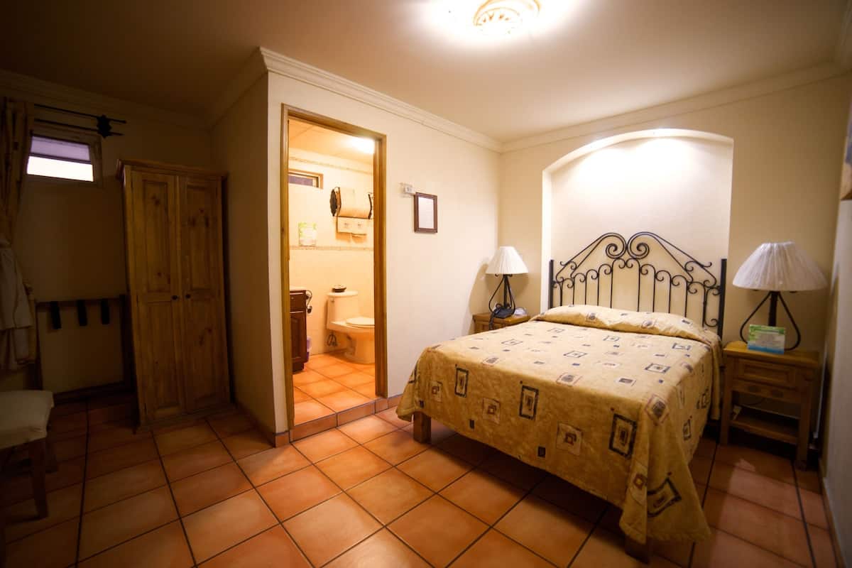 Quarto standard | Escrivaninha, Wi-Fi de cortesia, roupa de cama