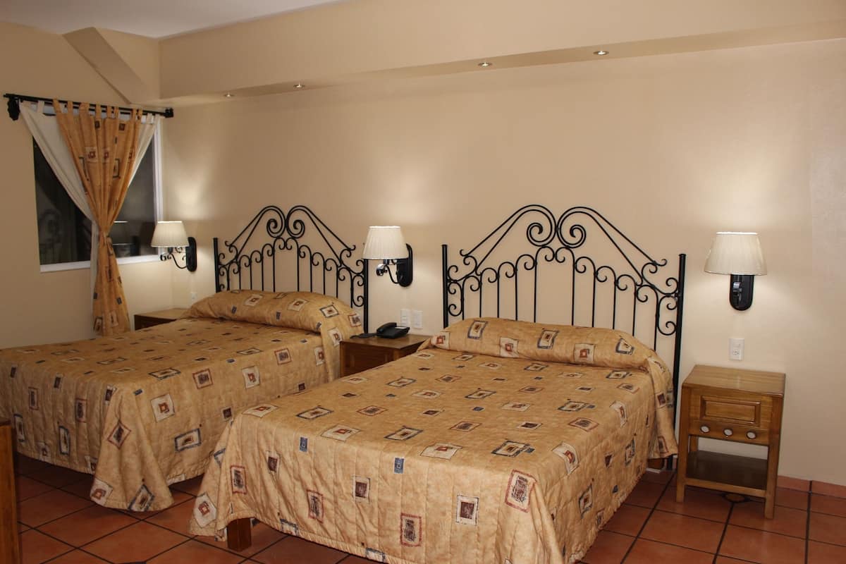 Quarto casal, 2 camas de casal | Escrivaninha, Wi-Fi de cortesia, roupa de cama