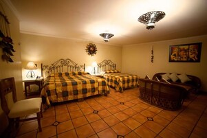 Quarto casal, 2 camas de casal | Escrivaninha, Wi-Fi de cortesia, roupa de cama