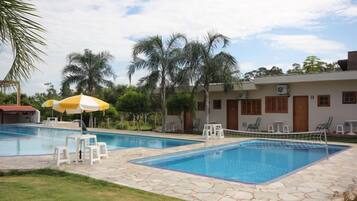 6 piscinas externas, guarda-sóis, espreguiçadeiras
