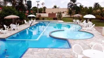 6 piscinas externas, guarda-sóis, espreguiçadeiras