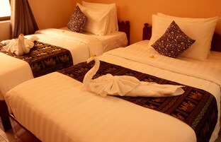 Cofre no quarto, secretária, cortinas/cortinados opacos 